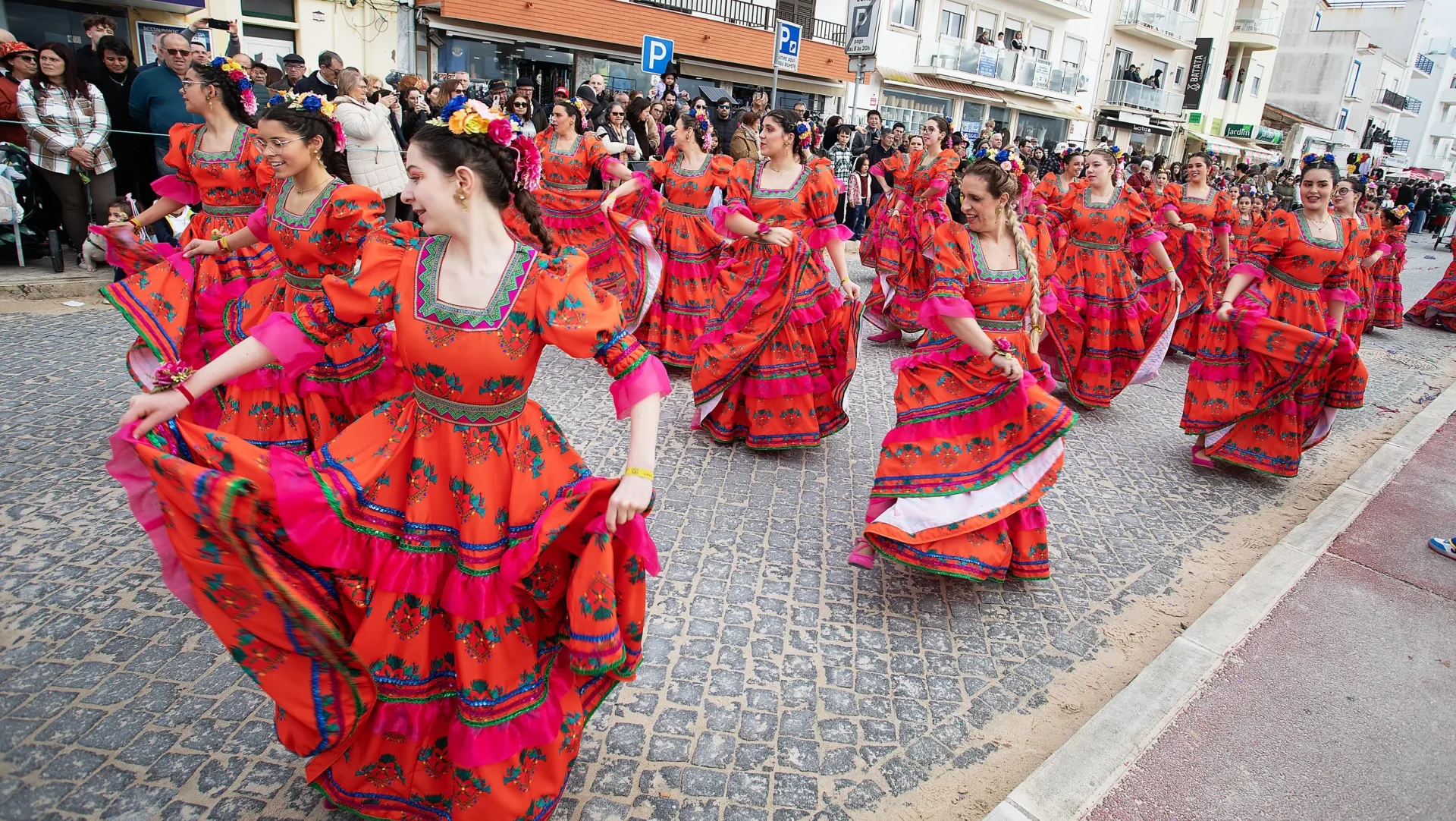 Carnaval devolve espírito festivo à Nazaré ainda marcada pela tempestade